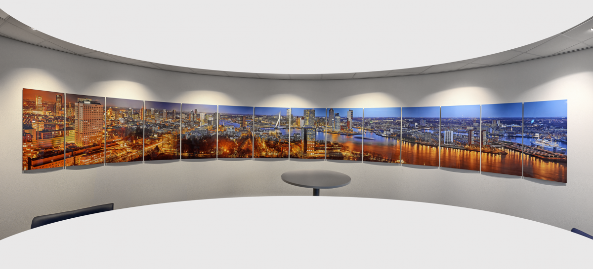 panoramafoto Rotterdam op chromalux als 14 luik in vergader ruimte van ...