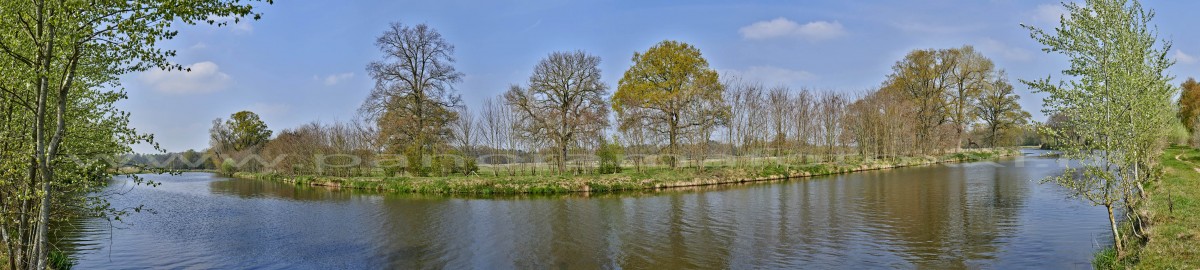 De Dommel tussen den Bosch en Peer ( B ) , waar de Dommel ontspringt.